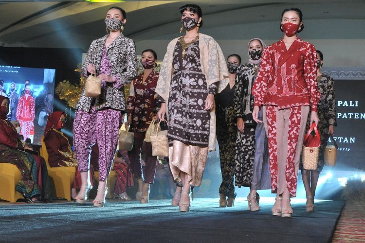 FOTO: Fashion Show Kain Khas Sumatera Selatan