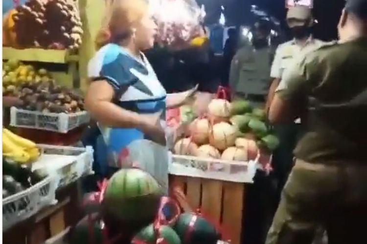 Viral Emak-Emak Penjual Buah Ngomel ke Petugas PPKM di Madura Saat Diminta Tutup