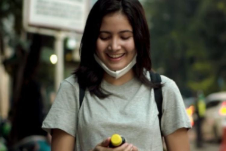 Sosok Bulan Sutena, Gadis Cantik Bali yang Jago Nyanyi dan Bikin Terpesona