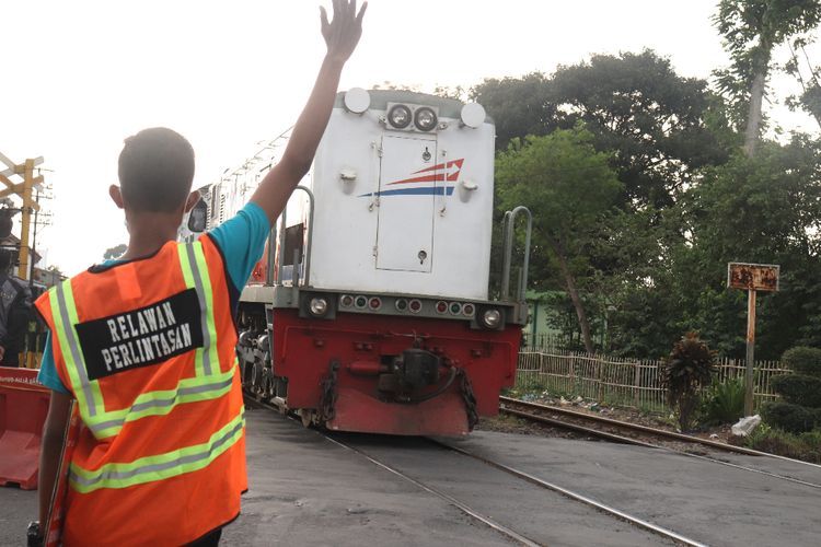 Mengenal Edan Sepur, Komunitas yang Tertibkan Perlintasan Kereta