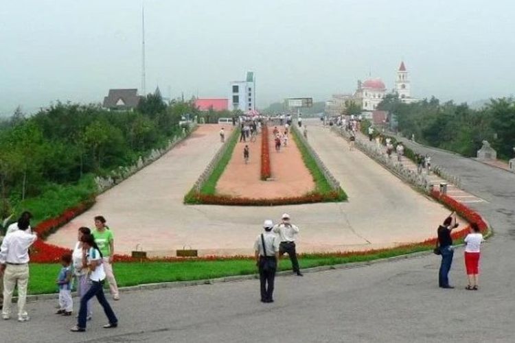 Keunikan Strange Slope, Tempat Wisata di China yang Melawan Gravitasi