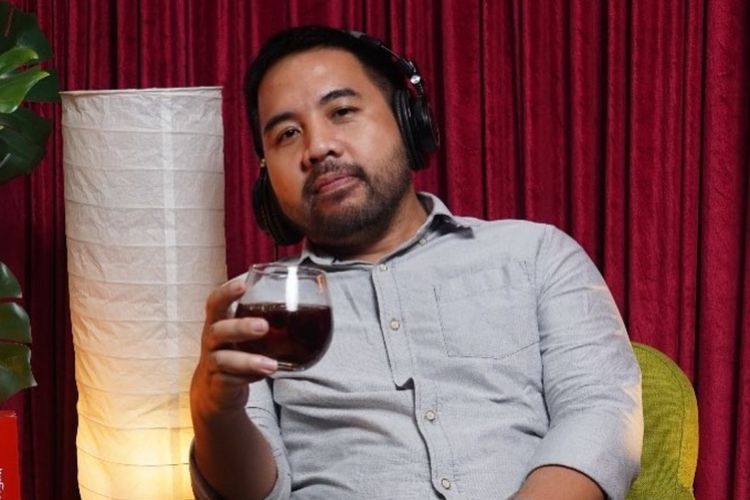 Dijuluki Bapak Podcast Indonesia, Adriano Qalbi Justru Suguhkan Komedi Satire?
