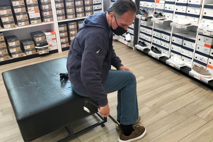 Orang-orang di Negara Ini Selalu Gunakan Tanduk Saat Pakai Sepatu, Serius?