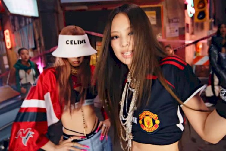 Jennie BLACKPINK Buat Fans MU Menjerit, Sulap Jersey Jadi Crop Top Seksi