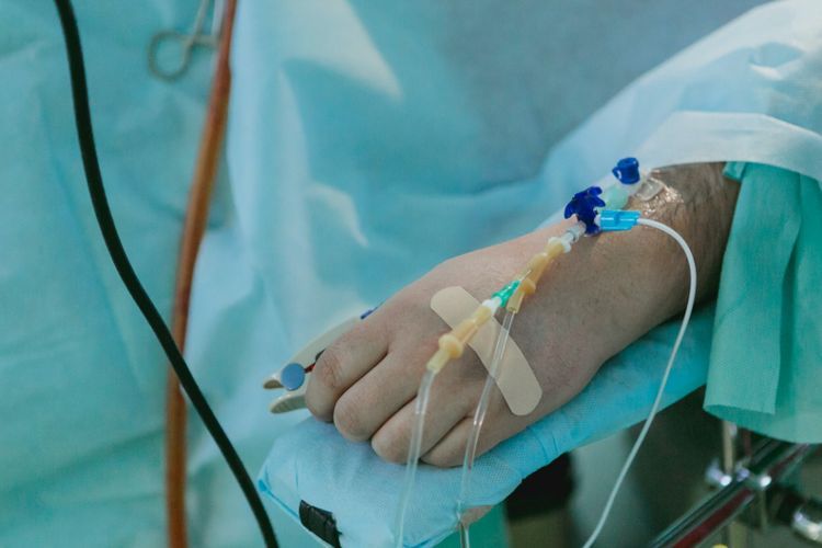5 Cara Mengatasi Bengkak Akibat Tangan di-Infus, Efektif!