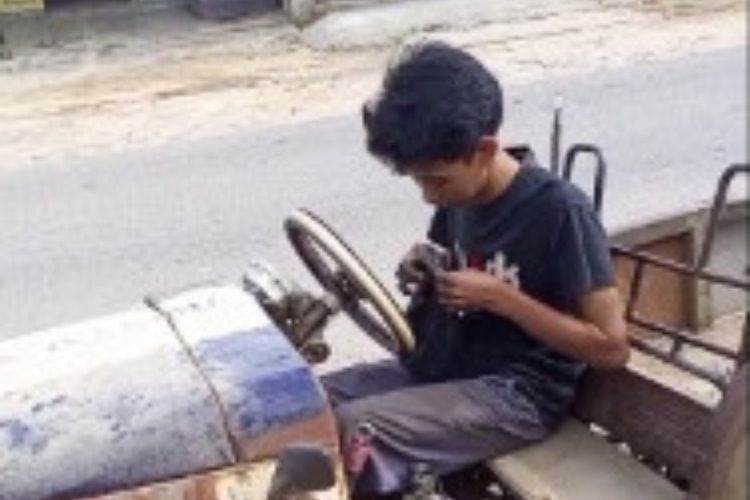 Kreatif dan Totalitas! Motor Bebek Disulap Jadi Mirip Mobil Tua