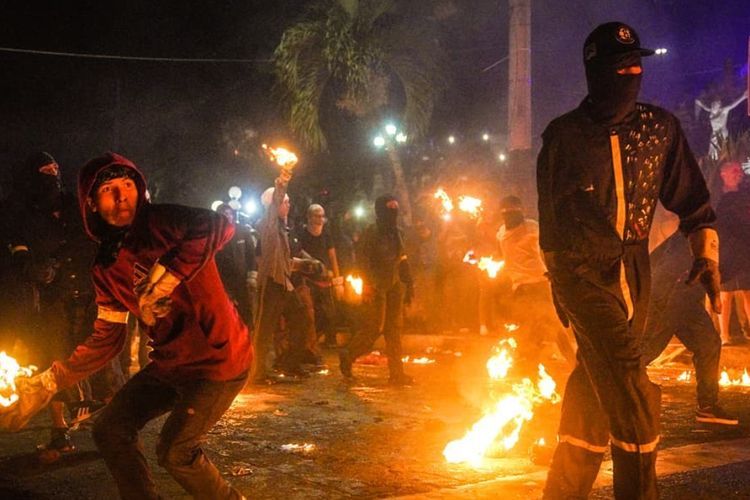 Tradisi Ekstrem di El Savador Ini Dilakukan dengan Melempar Bola Api ke ...