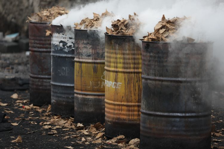 Dibakar Selama 10 Jam, Begini Proses Pembuatan Arang Batok di Sudut ...
