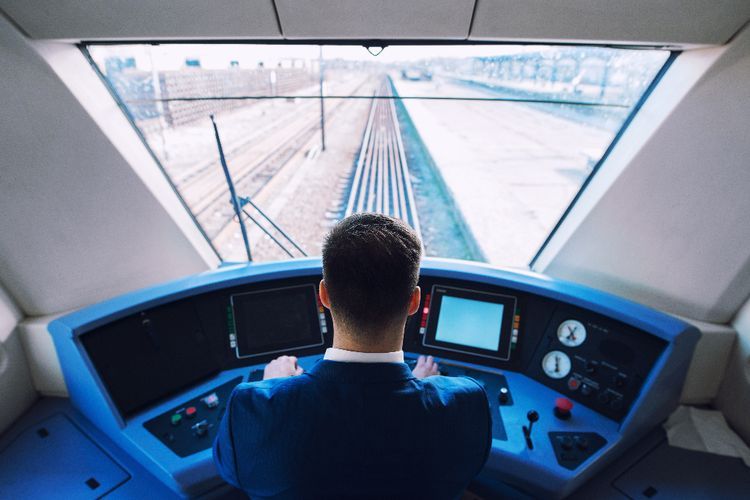 Ternyata Ini Loh Alasan Kenapa Masinis Kereta Api Sering Menunjuk?