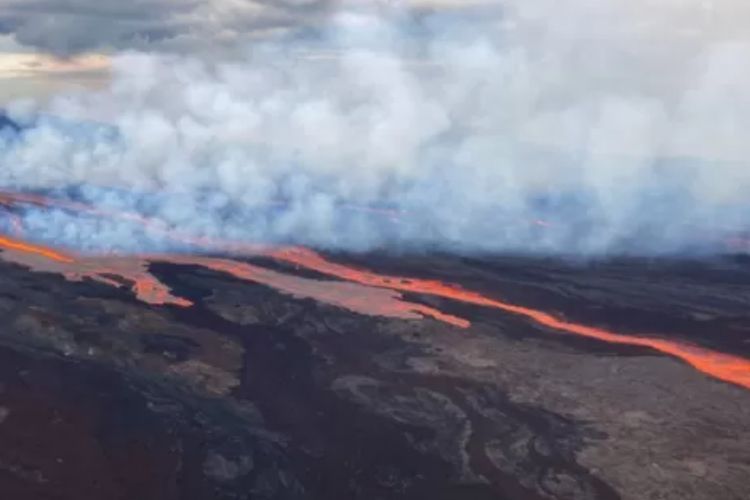 Gunung Berapi Terbesar di Dunia Meletus, Aliran Lahar Apinya Tampak ...