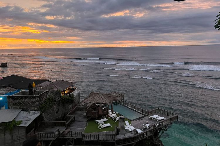 Indahnya Sunset di Tebing Pantai Suluban, Surga Dunia Incaran Turis Tersembunyi di Bali