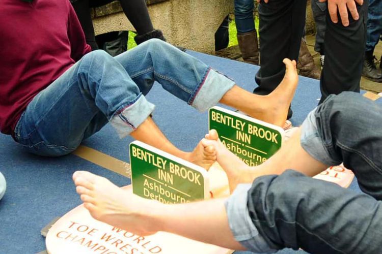 Lucu Banget! Bukannya Pakai Tangan, Adu Panco di Inggris Malah Pakai ...