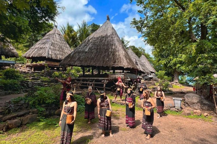 Nusa Tenggara Timur: Jalan-jalan ke Alor, Kenalan Sama Kampung Takpala ...
