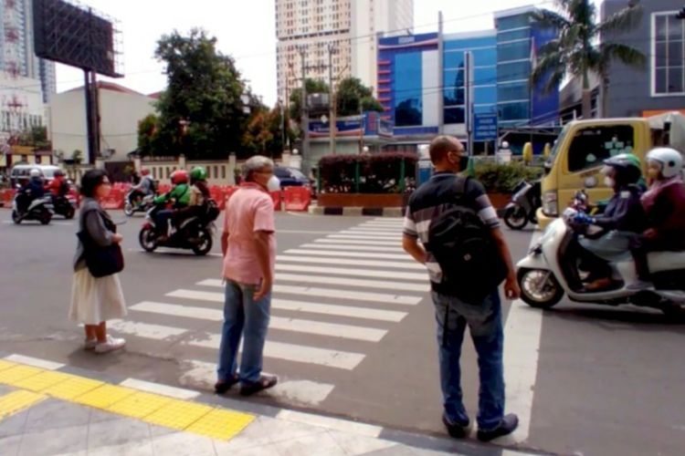 Dear Pengendara, Berhenti di Zebra Cross saat Lampu Merah adalah ...
