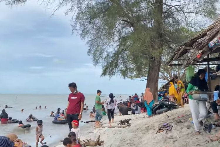 Liburan Seru di Pantai Cermin, Pasir Putih dan View Laut Cocok Buat Healing