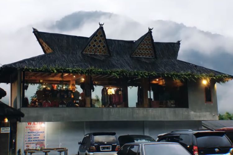 Menikmati Pemandian Air Panas di Sidebuk-debuk, Berlatar Pemandangan ...