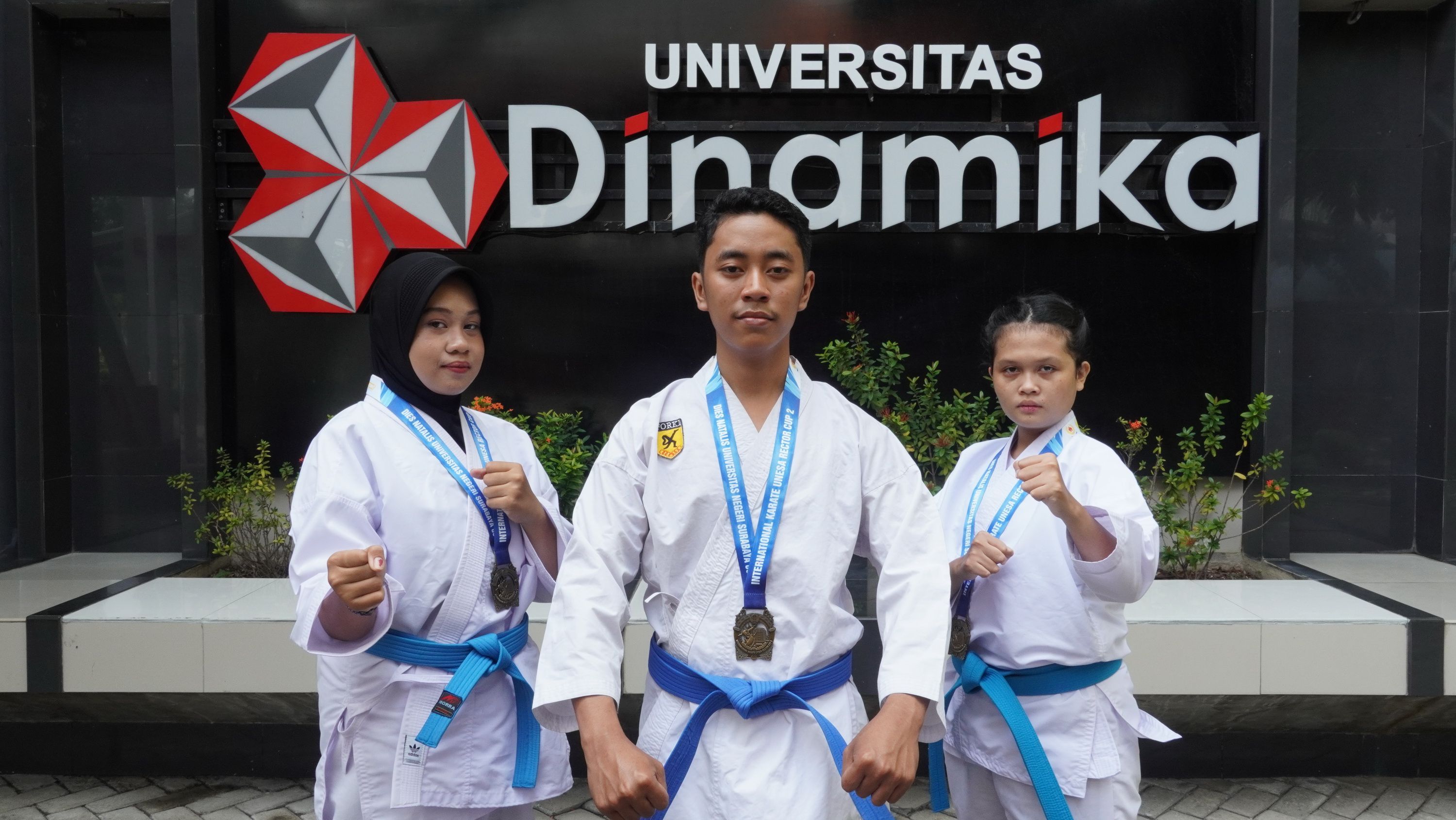 Trio Atlet Karate Muda Universitas Dinamika Sabet Medali Emas di Kejuaraan Internasional