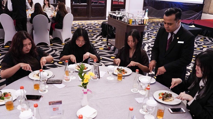 Tingkatkan Citra Profesional Mahasiswa, Grooming Class & Table Manner ...