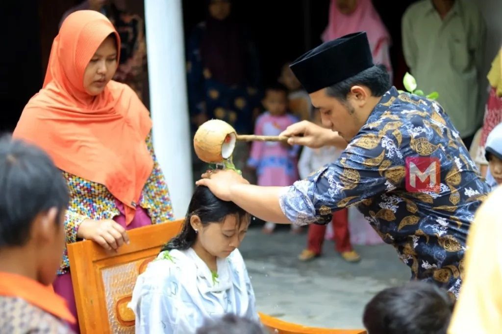 Makna Mandi Kembang dalam Tradisi Beserta Sejarah dan Mitosnya