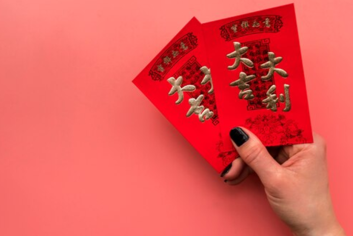 Sejarah Angpau: Tradisi Perlindungan dari Hantu Sui dan Simbol Berkah ...