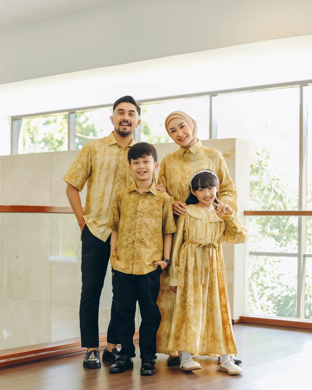 6 Model Baju Couple Keluarga untuk Lebaran, Simple Elegan!