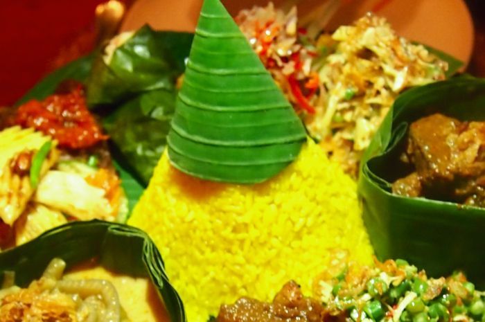 Mengenal Megibung, Tradisi Nikmatnya Makan Bersama Khas Bali Timur