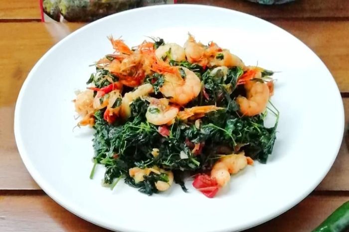 4 Resep Olahan Sayur Daun Kelor, Bisa Jadi Lauk dan Camilan!