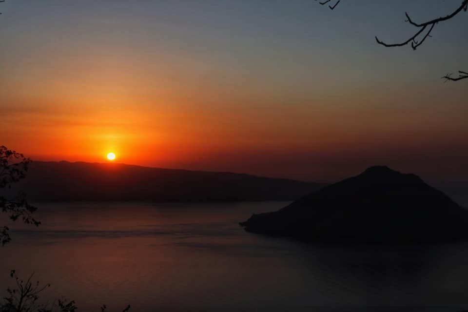 Melihat Sunset Terbaik di Negeri Seribu Moko, Alor NTT