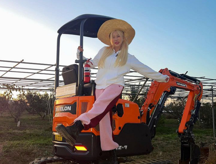 Unik! Dayoung WJSN Jadi Idol K-POP Pertama yang Punya SIM Ekskavator!