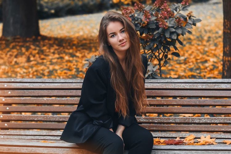 Tips Memilih Outfit Musim Gugur agar Penampilanmu Makin Cantik