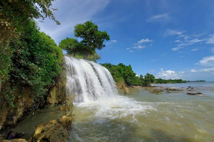 Air Terjun Terindah di Pulau Garam Menyimpan Legenda Pasutri yang ...